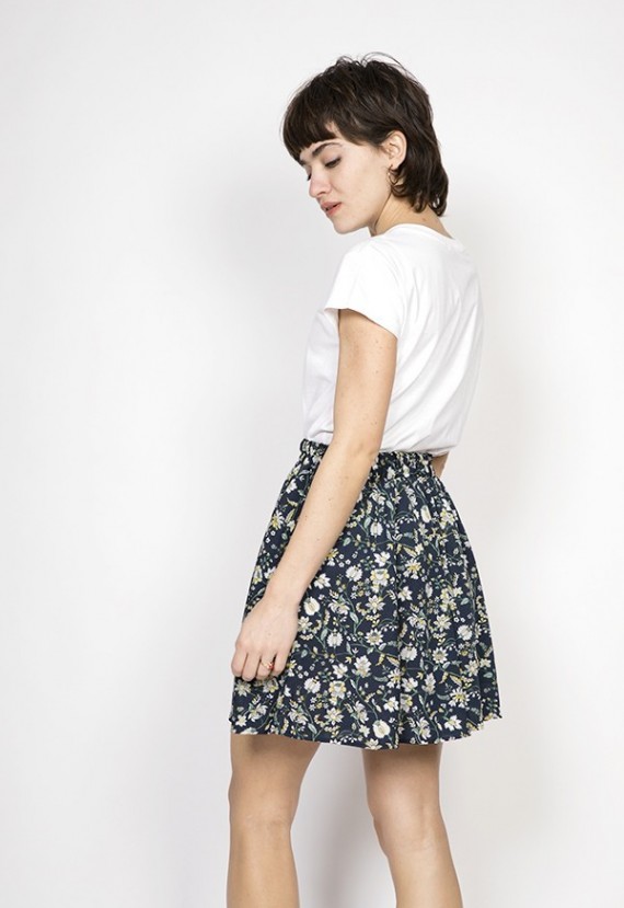 Falda mini azul marino con flores blancas y amarillas- Ropa mujer ...